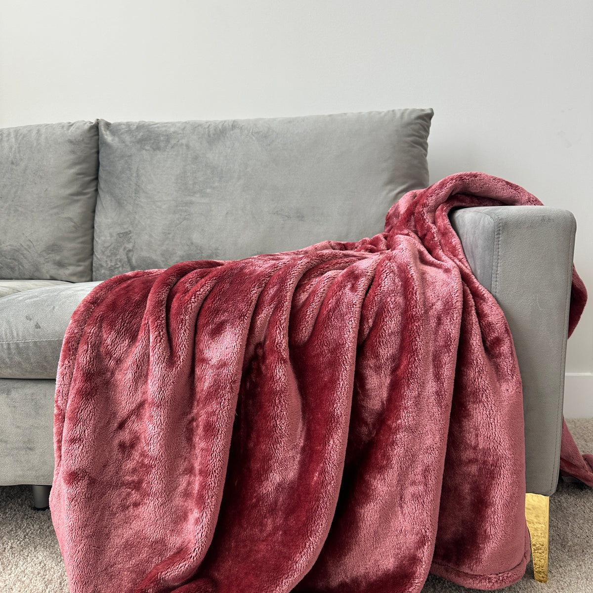 Subtle Red Faux Fur Throw Blanket – Love, Ravin Collection